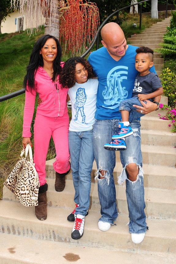 Phoenix Chi Brown and Angel Iris Murphy Brown - Spoki - bildes 3